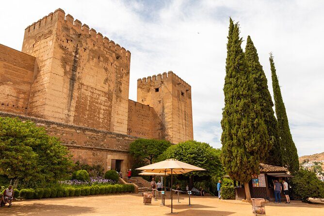 Granada (Alhambra) Scavenger Hunt and Sights Self-Guided Tour - A Deep Dive into the Experience
