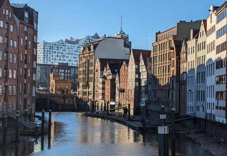 Hamburg: Guided Tour in French, the essentials in 2,5 hours! - Practical Details and What’s Included