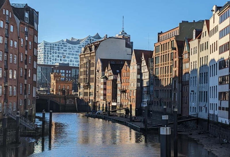 Hamburg: Guided Tour in French, the essentials in 2,5 hours! - Practical Details and What’s Included