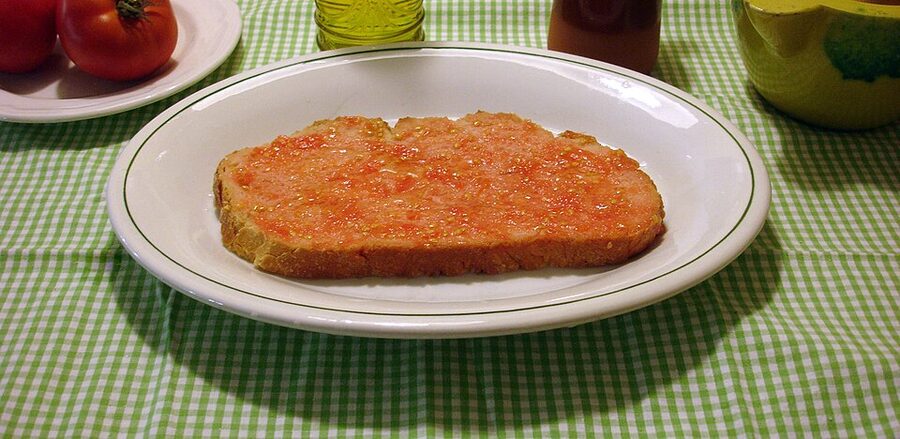 Pa amb tomàquet, Catalan tomato bread on a plate