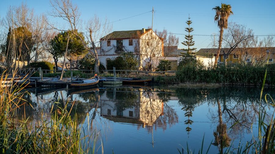 Traditional house reflected in Albufera water