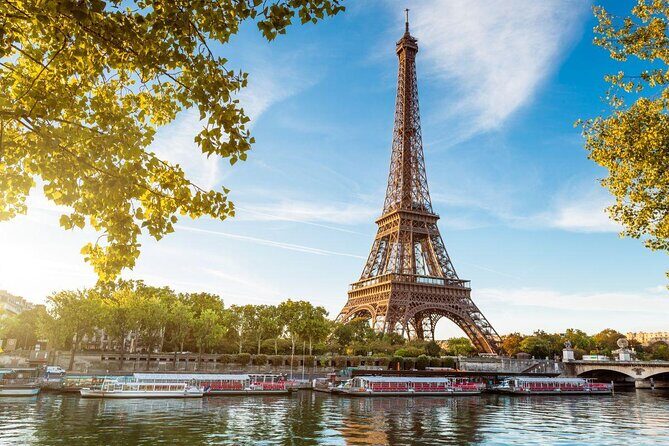 Iconic Portraits in an Exclusive Photoshoot at the Eiffel Tower - A closer look at the experience