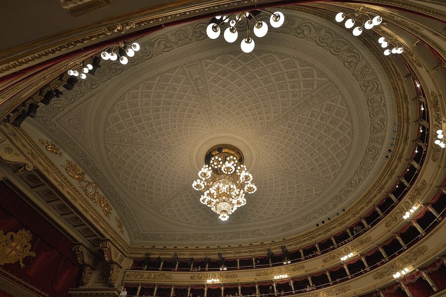 La Scala Milan ceiling and chandelier