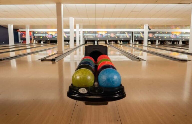 Lille: Bowling & meal experience in a fun and friendly atmosphere - FAQs