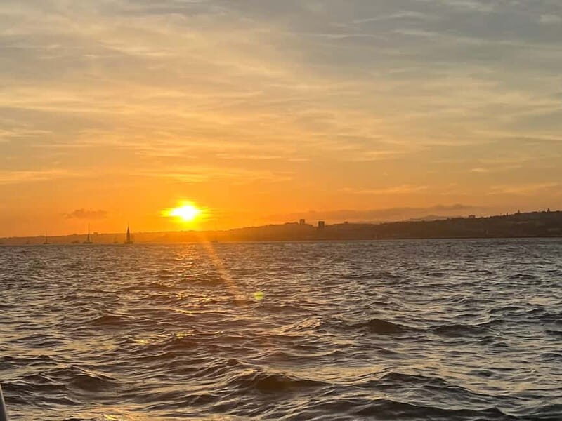 Lisbon: Sunset Tour on a Cozy Boat - Landmark Views and Photo Opportunities