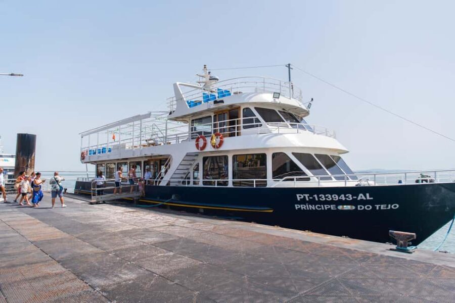Lisbon: Tagus River Dinner Cruise with Fado Show - The Menu: A Taste of Portugal