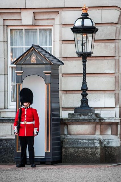 London: Changing of the Guard Self Guided Best Locations - FAQs