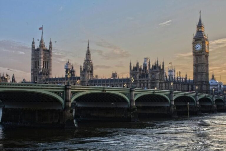 London Must-See Attractions Walking Tour with a Guide - What You Can Expect