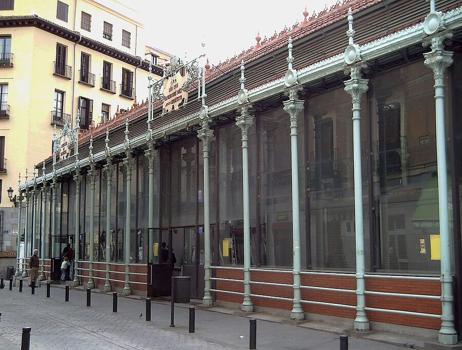 Mercado de San Miguel stalls and counters in Madrid