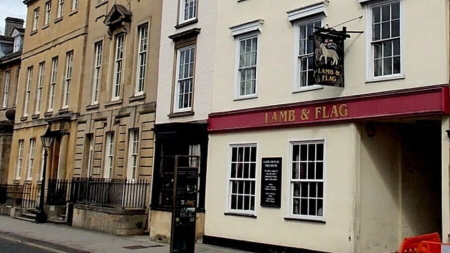 Oxford: Historic Pubs & Taverns Guided Walking Tour - The Experience in Detail