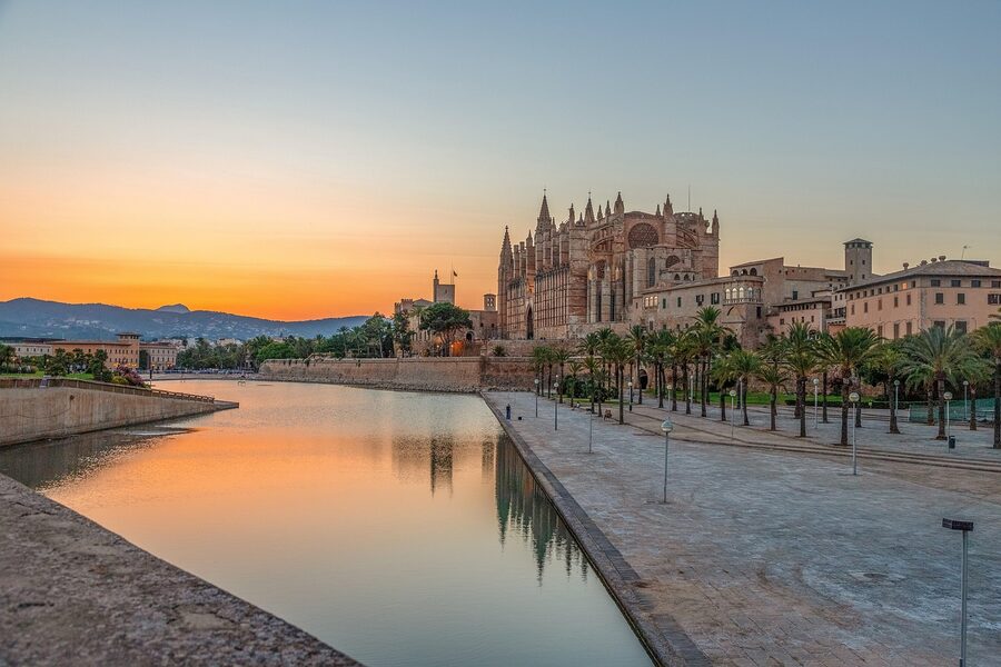 Palma Cathedral illuminated at night