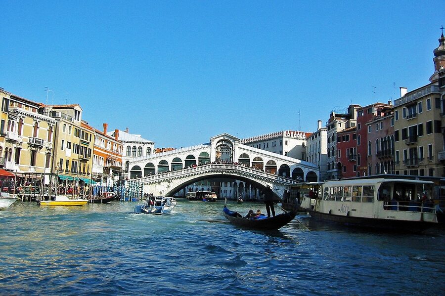 Gondoliers working at the Rialto Bridge