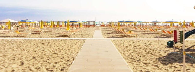 Riccione: 71 Beach with umbrella, sunbed & aperitif - The Experience and Atmosphere