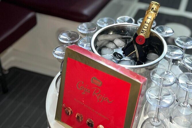 Romantic boat ride 90 min with Möet Chandon - Who Will Love This Tour?