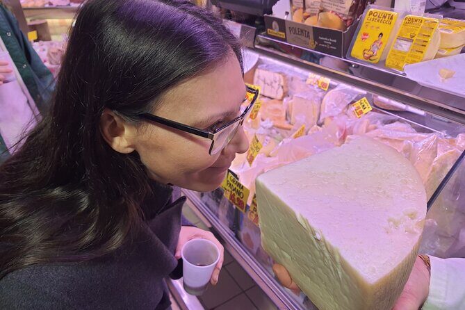 Rome City Center Largest Farmers Market and Street Food Tour - Discovering the Market and Neighborhoods