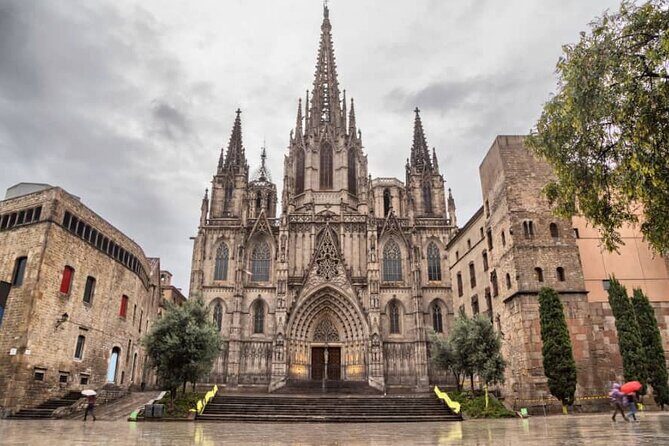 Sagrada Familia & Gothic Quarter Private Tour - Practical Considerations and Tips