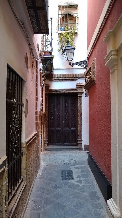 Barrio Santa Cruz Sevilla narrow Jewish Quarter alley