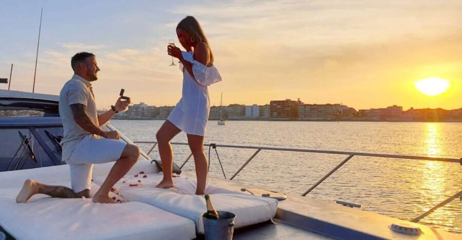 Sunset on a boat with cava included - The Experience of the Coastal Sunset