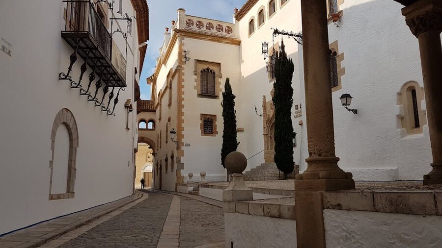 Historic narrow street in Tarragona's old town