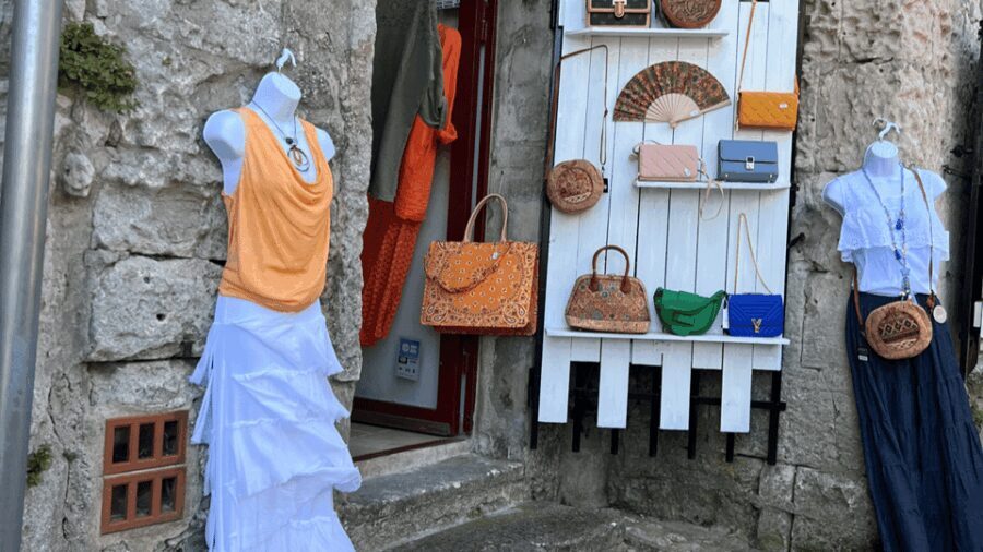 The Essence of Provence : Avignon, St Rémy, les Baux, Arles - Practical Aspects and Value
