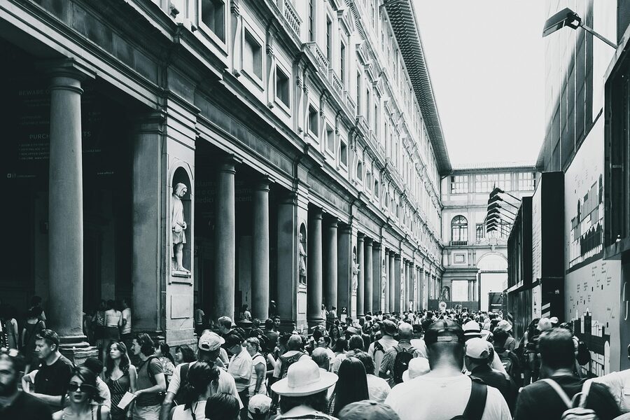 Crowds in Piazzale degli Uffizi waiting in line