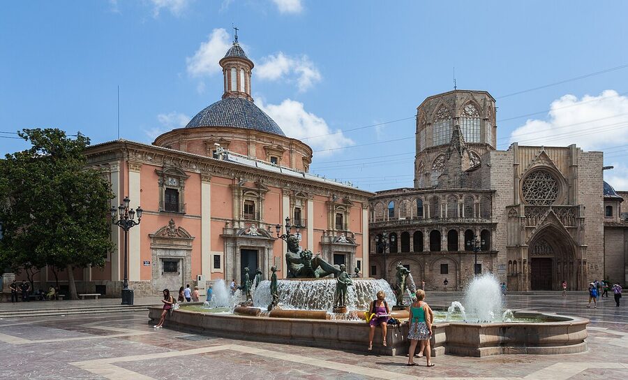 Plaza de la Virgen with Turia fountain and Valencia Cathedral apse