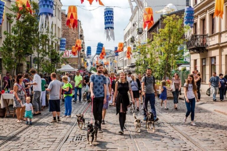 Warsaw: Praga District Tour with Vodka Museum and Tasting - The Value of This Tour